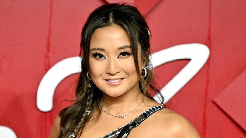 Emily in Paris-actrice Ashley Park weer aan het werk na ziekenhuisopname